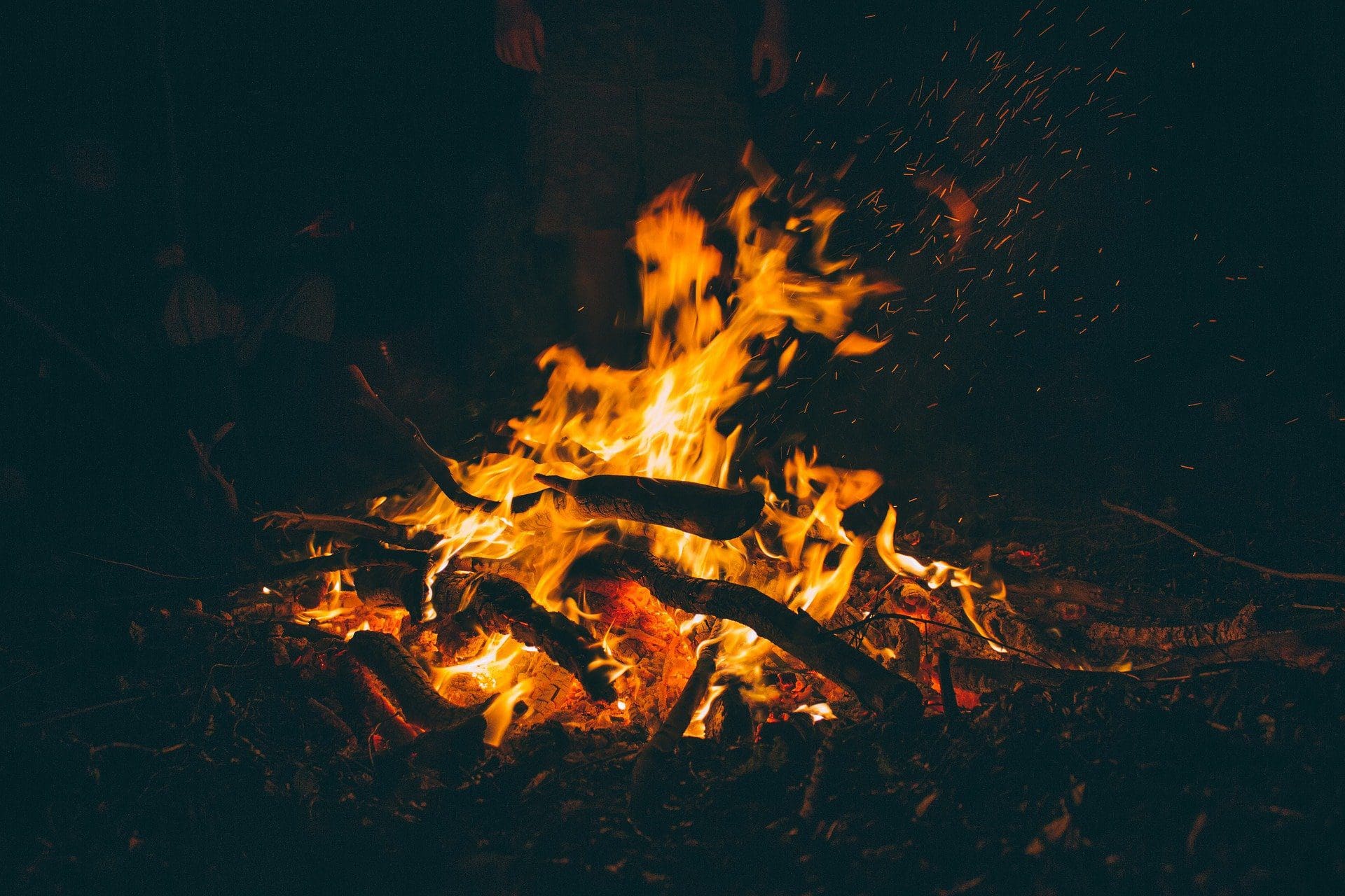 How to Throw the Ultimate Bonfire Night Party |ADDICTED